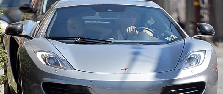 Miley Cyrus passeia com o noivo em carro de luxo - Estrelando