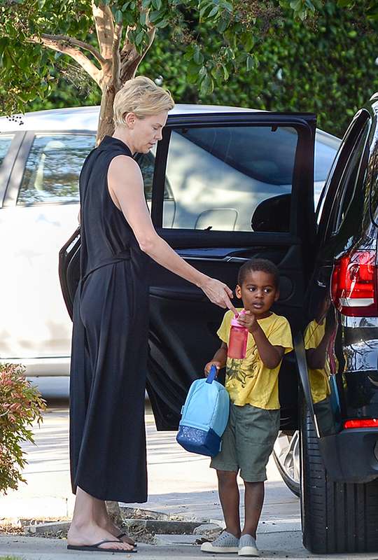 Charlize Theron aparece com sua filha August pela primeira vez, veja as ...