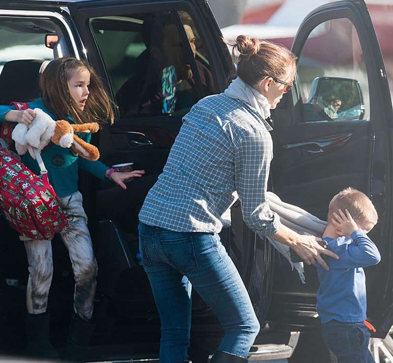 Momento família! Jennifer Garner e Ben Affleck são vistos juntinhos ...