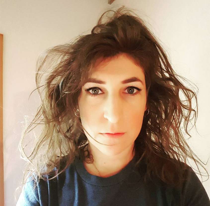 Mayim Bialik mostra que todo mundo tem um dia de cabelo ruim! Veja as ...