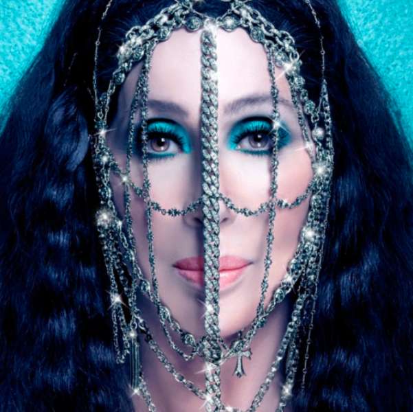 Confira os looks mais exóticos da diva Cher! - Estrelando