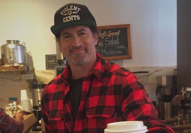 Para celebrar 16 anos da estreia de Gilmore Girls, Luke serve café e ...