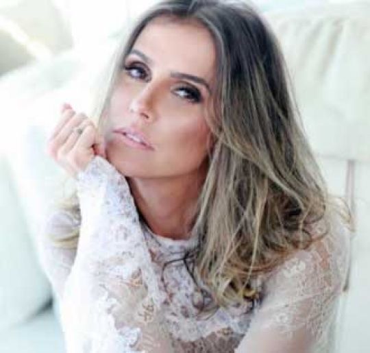 Deborah Secco tem alta de hospital após internação por traqueobronquite ...