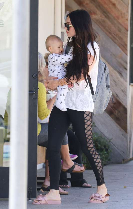 De legging e chinelo, Megan Fox passeia com os filhos em Malibu ...
