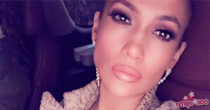 Aos 48 anos de idade, Jennifer Lopez exibe corpão ao desfilar de ...