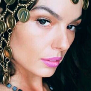Isis Valverde se fantasia de cigana e deixa tatuagem na costela à ...
