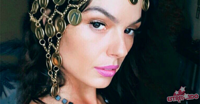 Isis Valverde se fantasia de cigana e deixa tatuagem na costela à ...