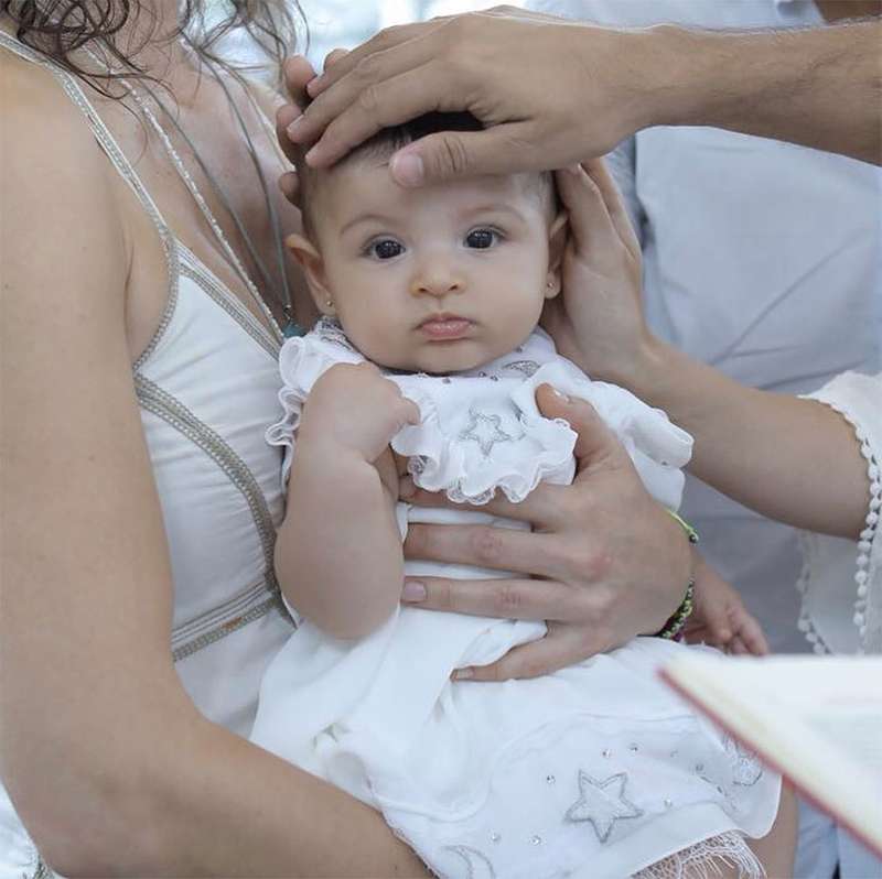 Padre Fábio de Melo batiza Nina, filha de Carol Castro, confira as ...
