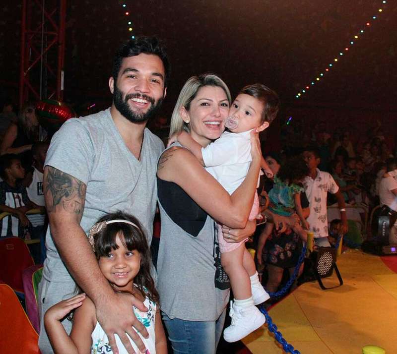 Antonia Fontenelle e ex-marido, Jonathan Costa, levam filhos ao circo ...