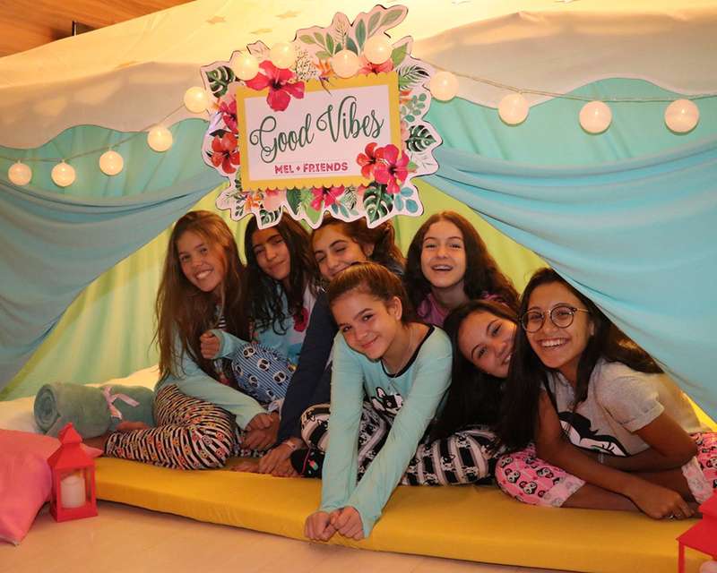 Mel Maia comemora os 14 anos de idade com uma festa do pijama, veja ...