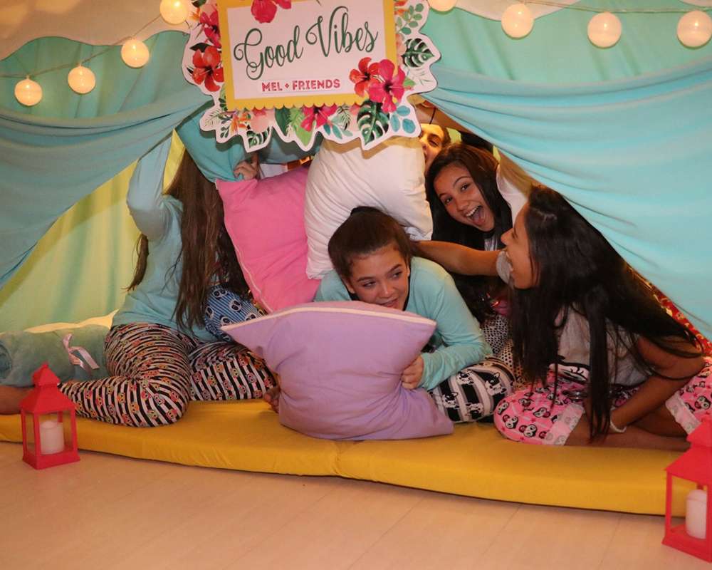 Mel Maia comemora os 14 anos de idade com uma festa do pijama, veja ...