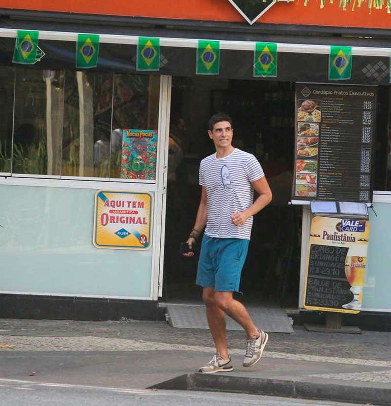 Reynaldo Gianecchini exibe novo visual durante passeio no Rio de Janeiro, veja! - Estrelando