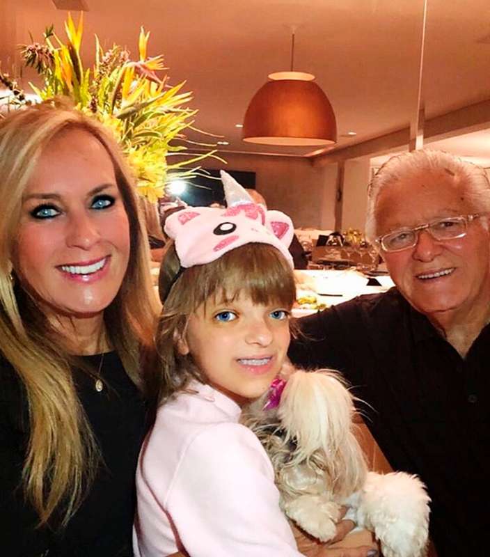 Helô Pinheiro e filhas usam looks iguais para celebrar aniversário do ...