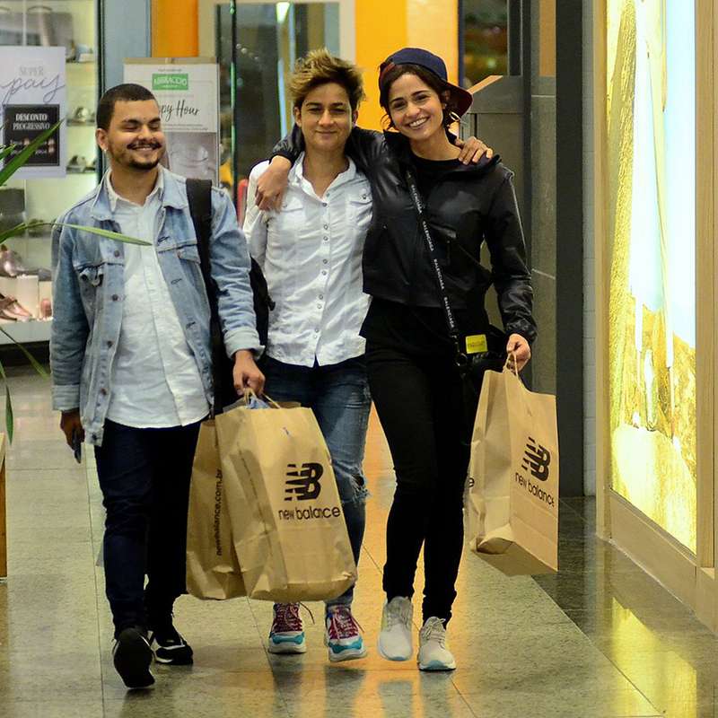 Nanda Costa e Lan Lahn posam agarradinhas em shopping no Rio de Janeiro ...