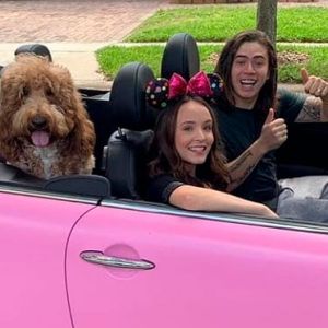 Whindersson Nunes dirige carro rosa de Larissa Manoela, confira ...