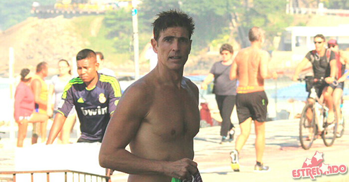 Só de sunga, Reynaldo Gianecchini caminha no calçadão de praia no Rio ...