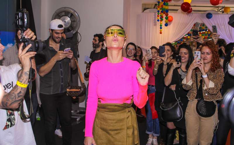 Sabrina Sato entra em piscina de bolinhas com crianças em evento ...