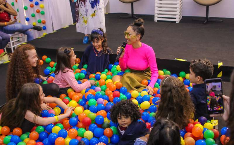 Sabrina Sato entra em piscina de bolinhas com crianças em evento ...