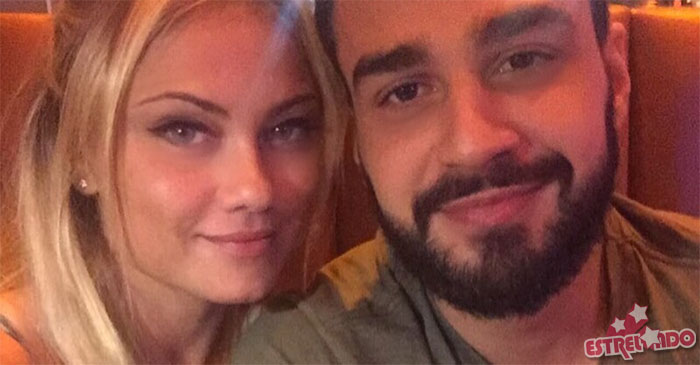 No elenco de Éramos Seis como uma dançarina de cabaré, Ellen Rocche ...