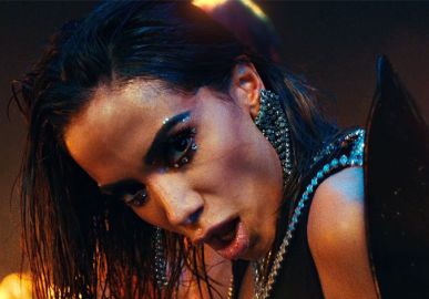 Anitta abusa de sua sensualidade e dança sobre as águas em clipe de ...