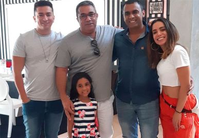 Finalmente! Anitta conhece novo irmão e seu pai se emociona: Muita ...