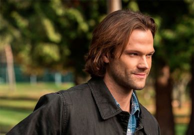 Jared Padalecki usa em evento camiseta que traz foto de sua prisão ...