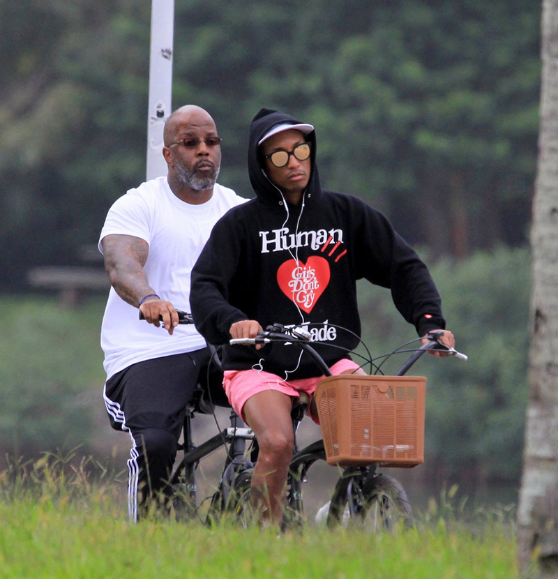 Pharrell Williams é flagrado durante passeio de bike pelo Rio de ...