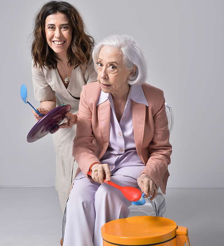 Família reunida! Irmãos Simas-Gissoni posam com a mãe, as esposas e os ...