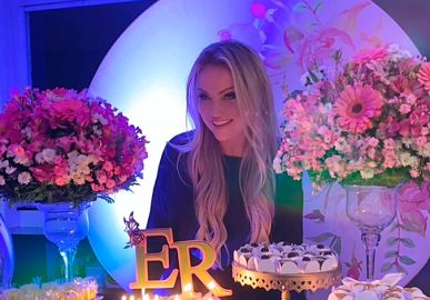 Aos 42 anos de idade, Ellen Rocche celebra aniversário e ganha ...