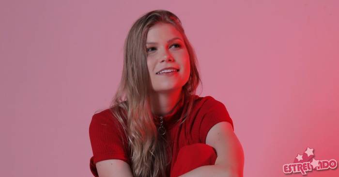 Após viralizar músicas no TikTok, Vicka lança primeiro álbum: Uma ...