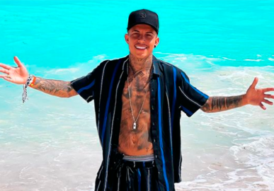 Ex-Power Couple, Matheus Yurley usa o celular enquanto enquanto dirige ...