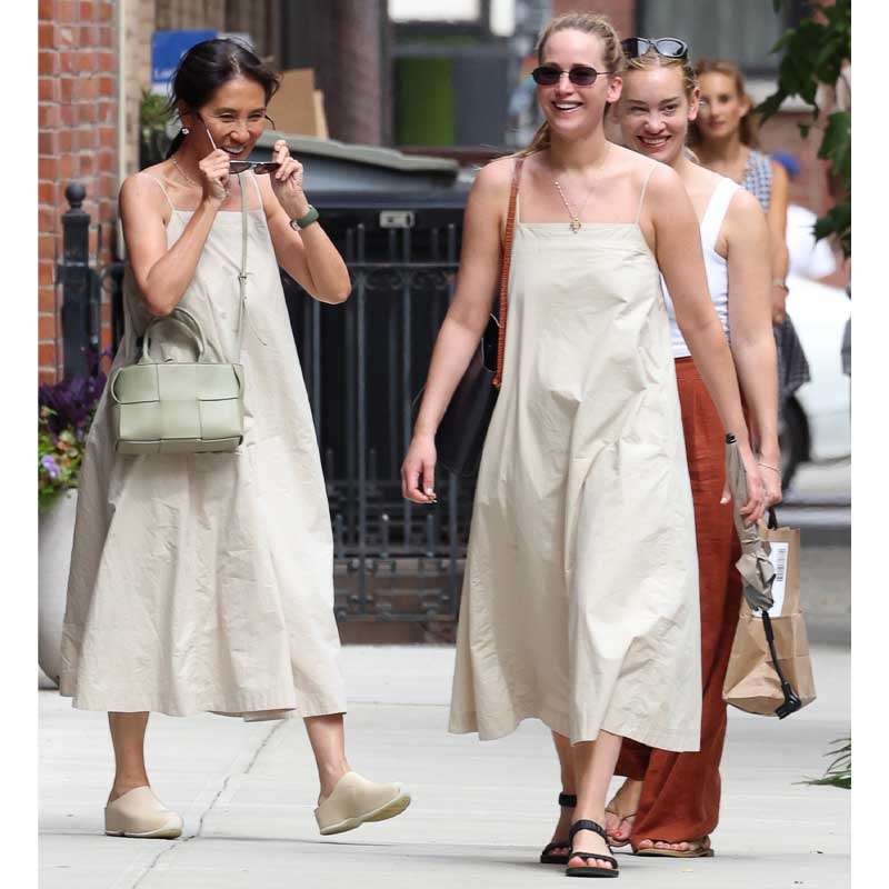 Jennifer Lawrence cai na risada ao encontrar mulher na rua com o ...