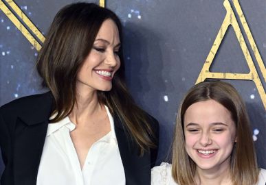 Após curtirem peça de teatro, Angelina Jolie e a filha Vivienne posam ...