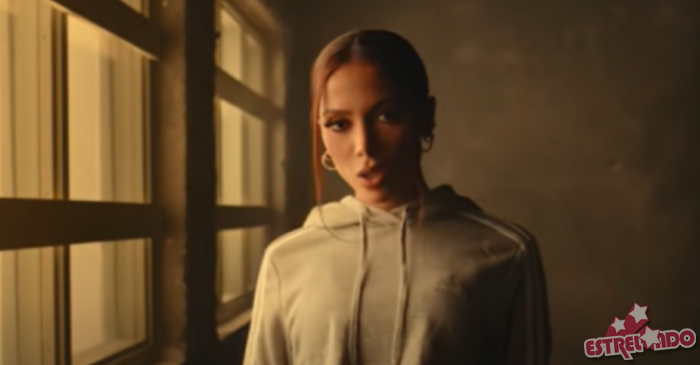 Anitta afirma que a melhor versão de si é quando está de pijama ao lado ...