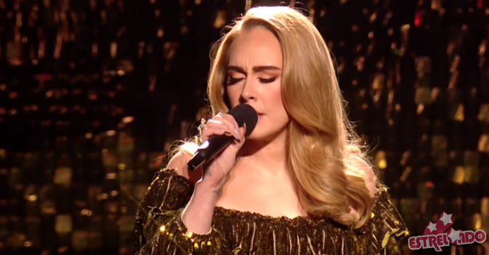Adele recebe mais um prêmio na vida e posa ao lado do troféu - Estrelando