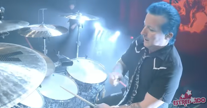 Baterista do Green Day vai em roda de samba no Rio de Janeiro - Estrelando