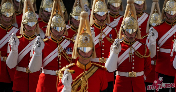 Um dos membros da Guarda Real Britânica desmaia durante velório da ...