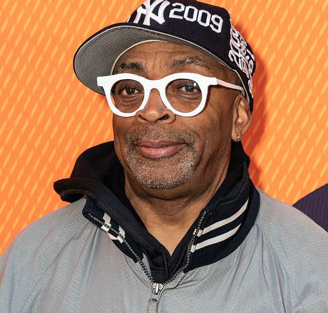 Spike Lee posa ao lado de estátua de Michael Jackson em favela carioca ... Spike Lee posa ao lado de estátua de Michael Jackson em favela carioca ...