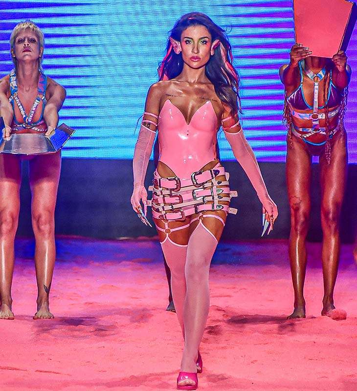 Camila Queiroz e Bianca Andrade desfilam para a Bold Strap na SPFW; confira os cliques! - Estrelando