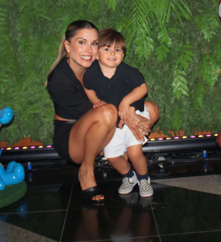 Flávia Viana, Samara Felippo, Tata Estaniecki... veja mais famosos que ...