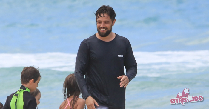 Após separação, Rafael Cardoso curte dia de praia com os filhos ...