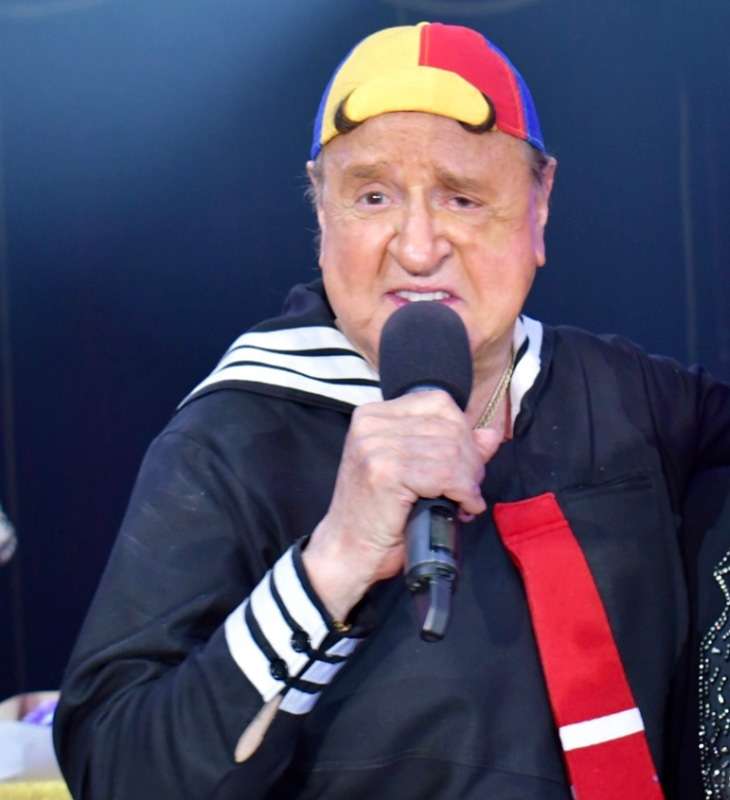 Vestido de Kiko do Chaves, Carlos Villagrán comemora aniversário de 79 ...