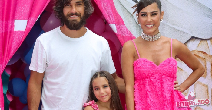 Deborah Secco curte parque da Universal ao lado da filha e do marido ...