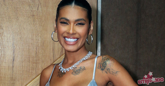 Com fio-dental e roupa prateada, Pocah arrasa em bloco de Carnaval ...