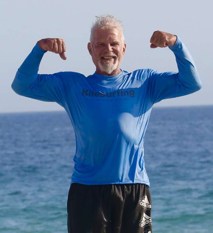 Raul Gazolla exibe seus músculos em dia de Sol na praia, confira ...