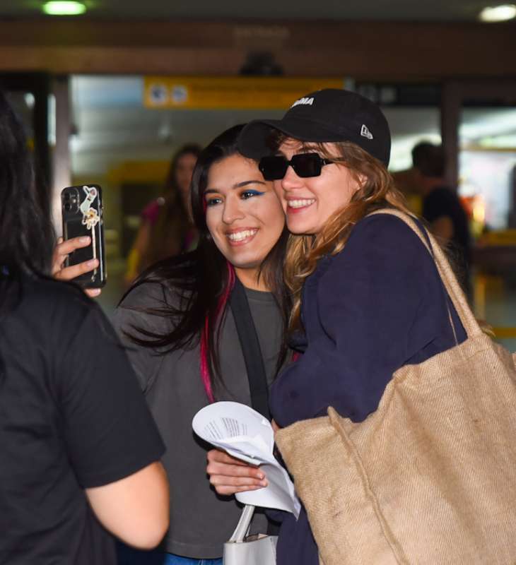 Suki Waterhouse, atriz de Daisy Jones & The Six, chega em São Paulo ...