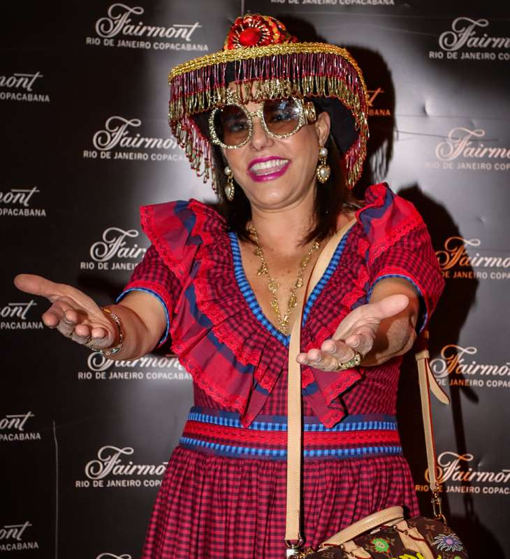 Narcisa Tamborindeguy promove festa junina com a presença de famosos