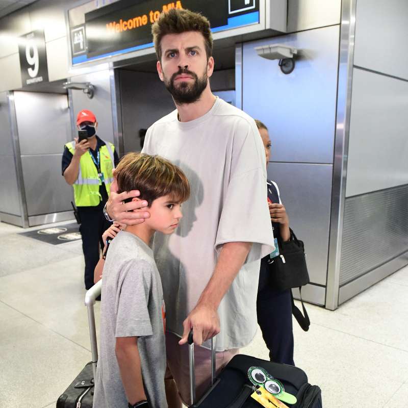 Gerard Piqué é visto com os filhos no aeroporto de Miami, nos Estados ...