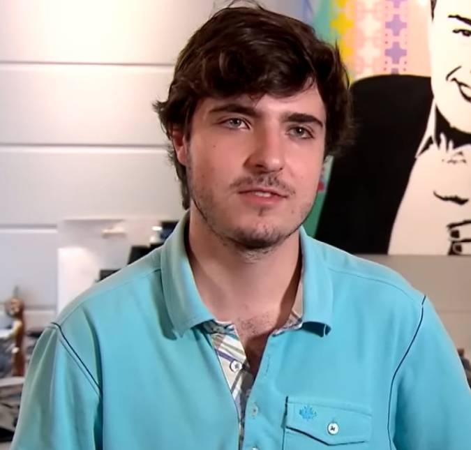 Filho de Gugu Liberato visita SBT e recebe troféu em homenagem ao pai ...