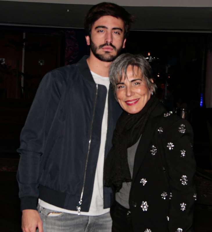 Em momento raro, Gloria Pires e Bento, seu filho caçula, curtem show de ...